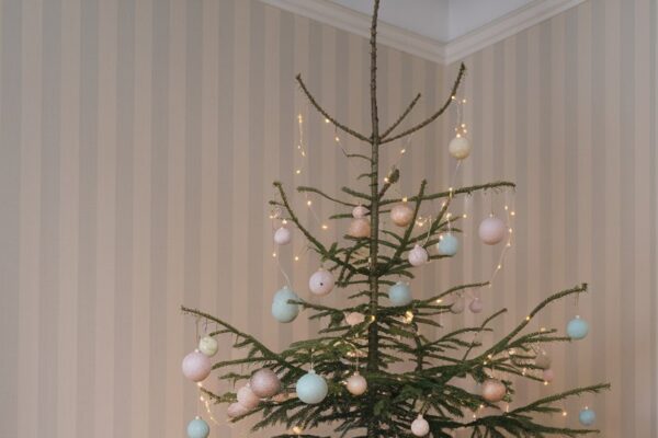 14 Minimal Christmas Tree Decor Ideas to Inspire a Simple, Elegant ...