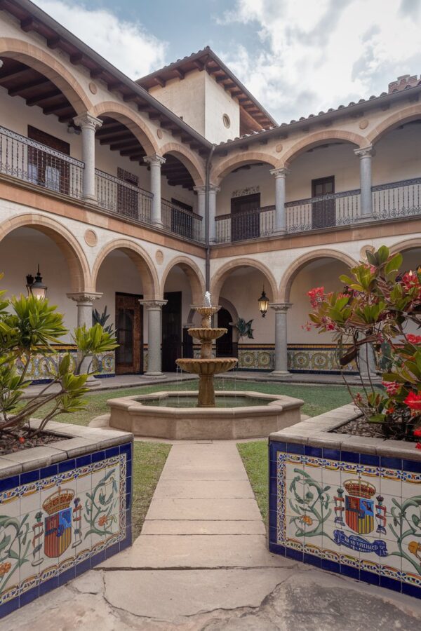 18 Spanish Colonial Style Homes to Inspire Classic Architectural Beauty ...